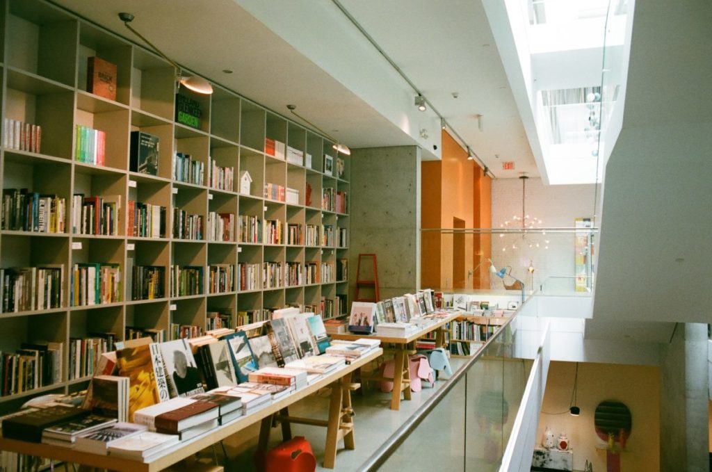 Ingin Mewujudkan Jadi Penulis? Kenali 5 Keuntungan Menerbitkan Buku ...