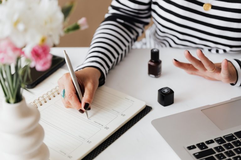 Pengertian Essay: Struktur, Cara Membuat, Contoh. Bisa Ditiru!